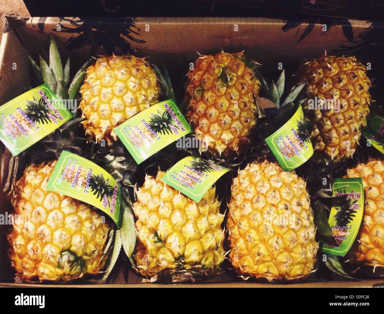 Box of pineapples hi-res stock photography and images - Alamy