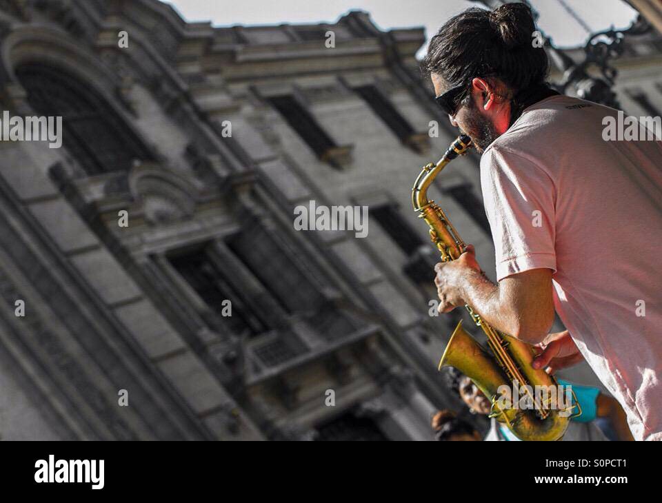 Músico tocando hi-res stock photography and images - Alamy