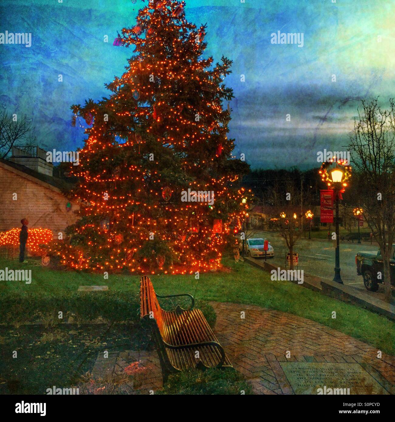 The wonderment of a community Christmas tree Stock Photo - Alamy