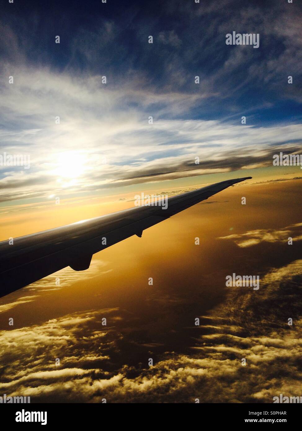 Airplane and sunset hi-res stock photography and images - Alamy