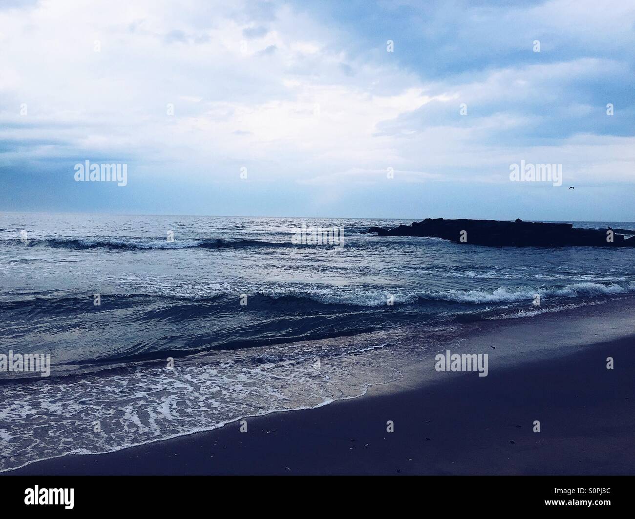 Dark beach hi-res stock photography and images - Alamy