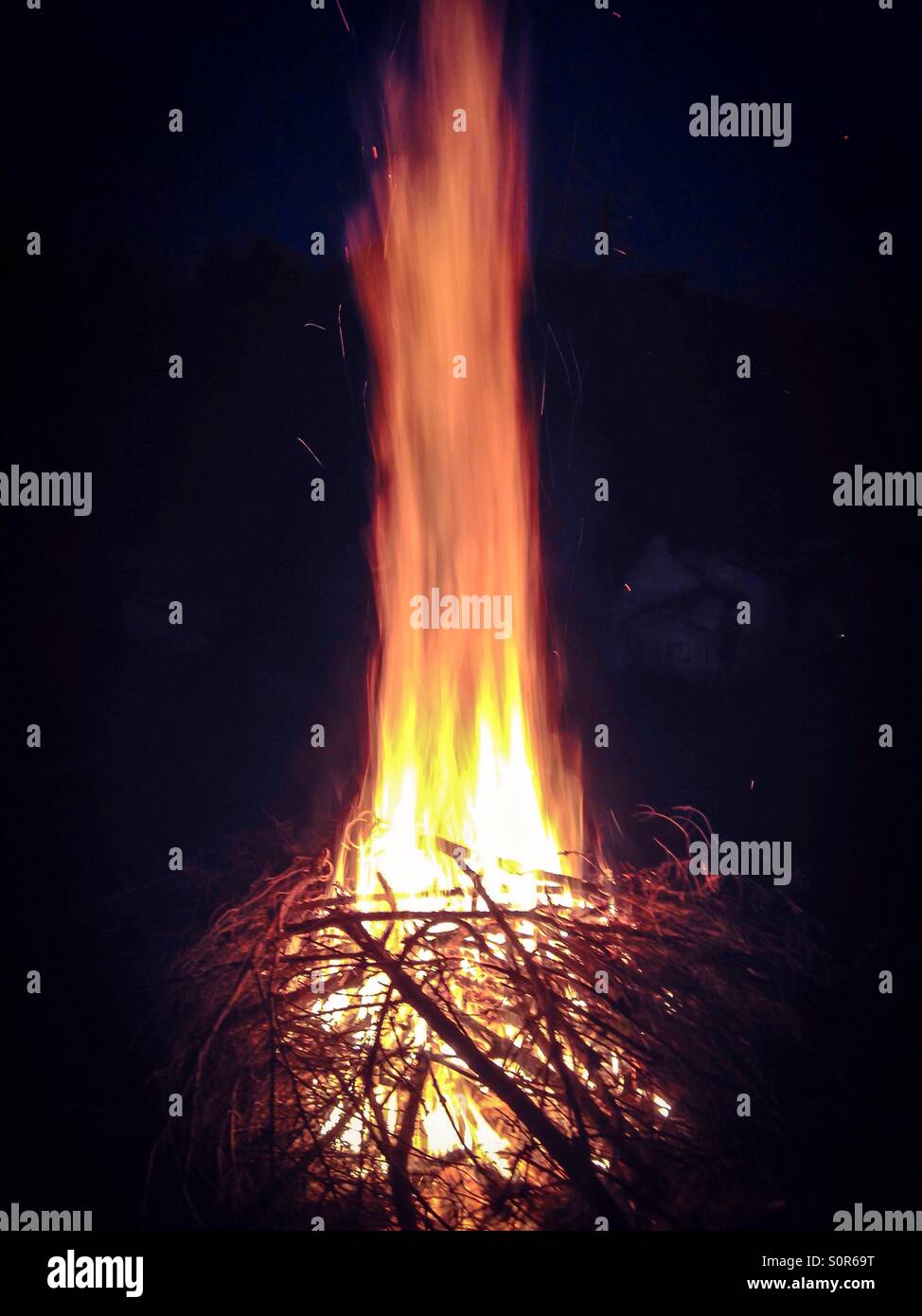 Fire warmth hi-res stock photography and images - Alamy