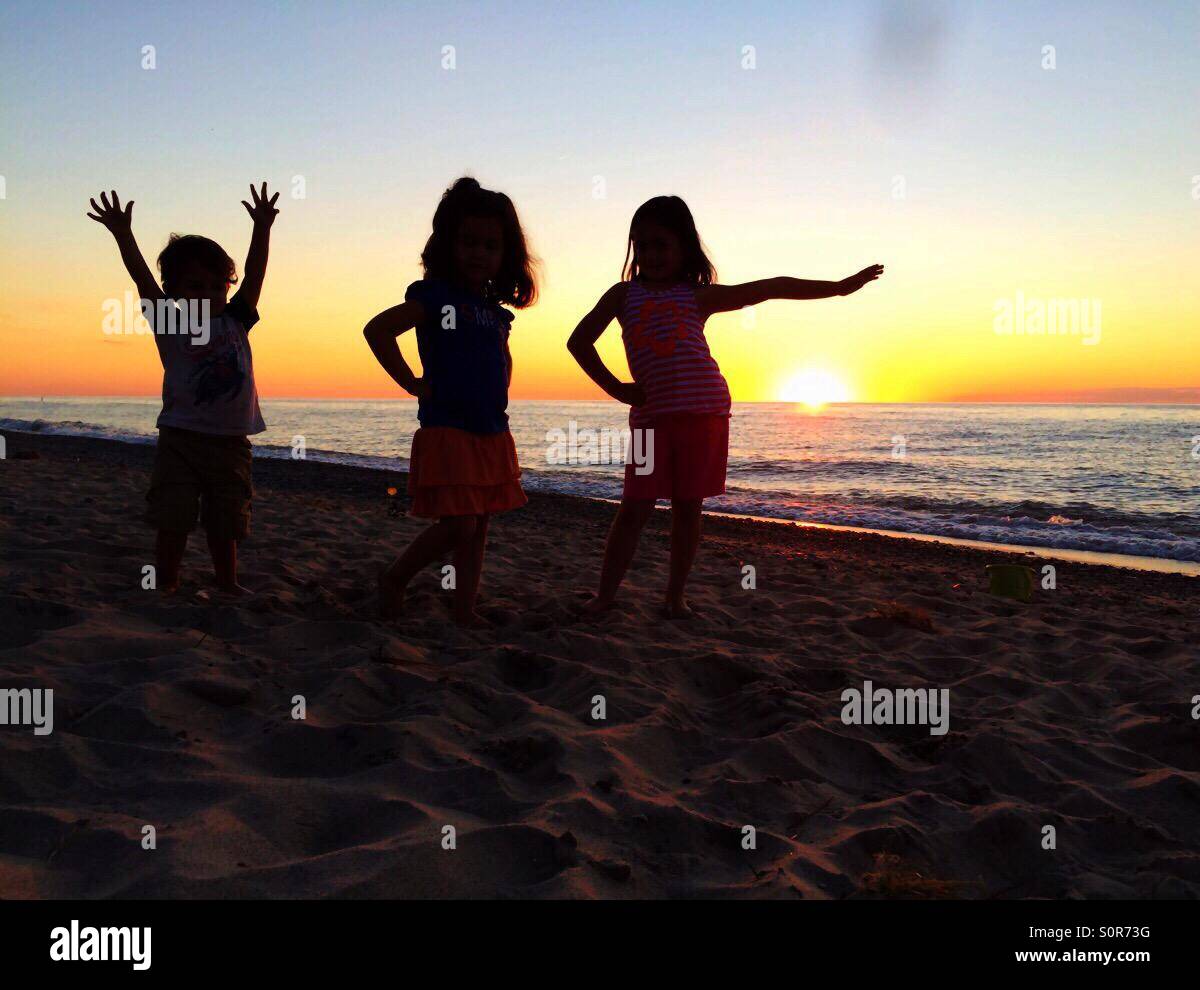 Kids at sunset hi-res stock photography and images - Alamy