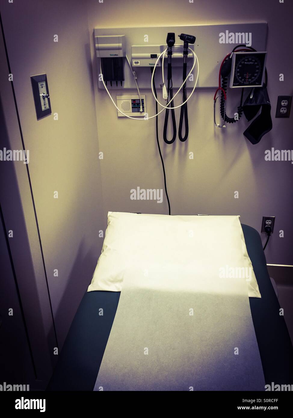Doctors examination room hi-res stock photography and images - Alamy