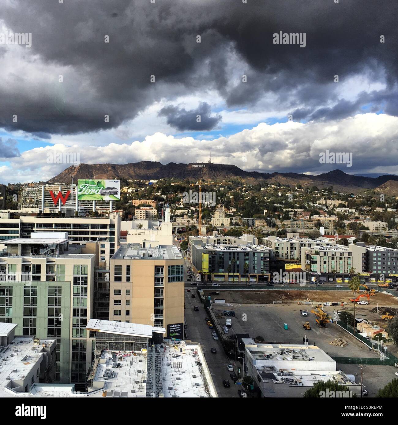 Looming over buildings hi-res stock photography and images - Alamy
