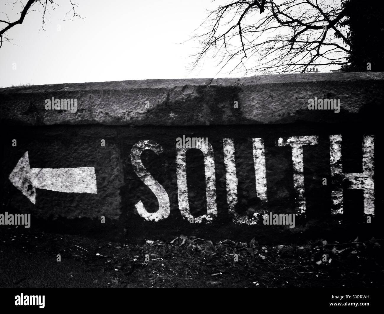 Sign pointing south Stock Photo - Alamy