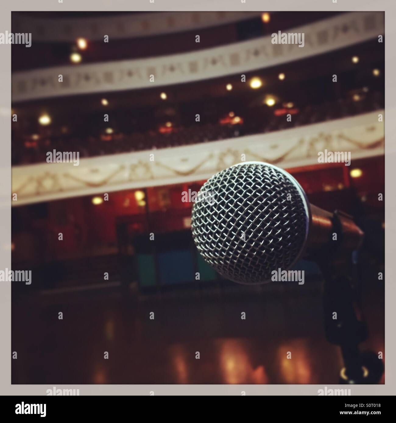 Empty stage and microphone hi-res stock photography and images - Alamy