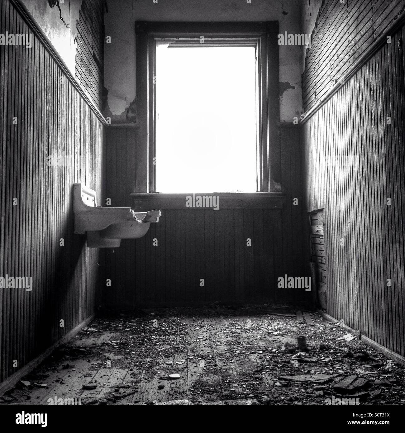Old abandoned bathroom hi-res stock photography and images - Alamy