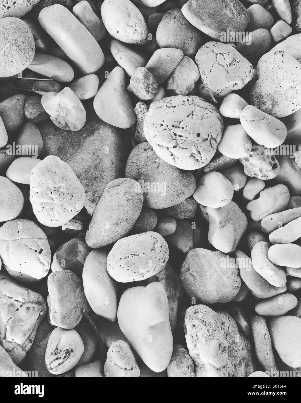 Black pebbles top view hi-res stock photography and images - Alamy