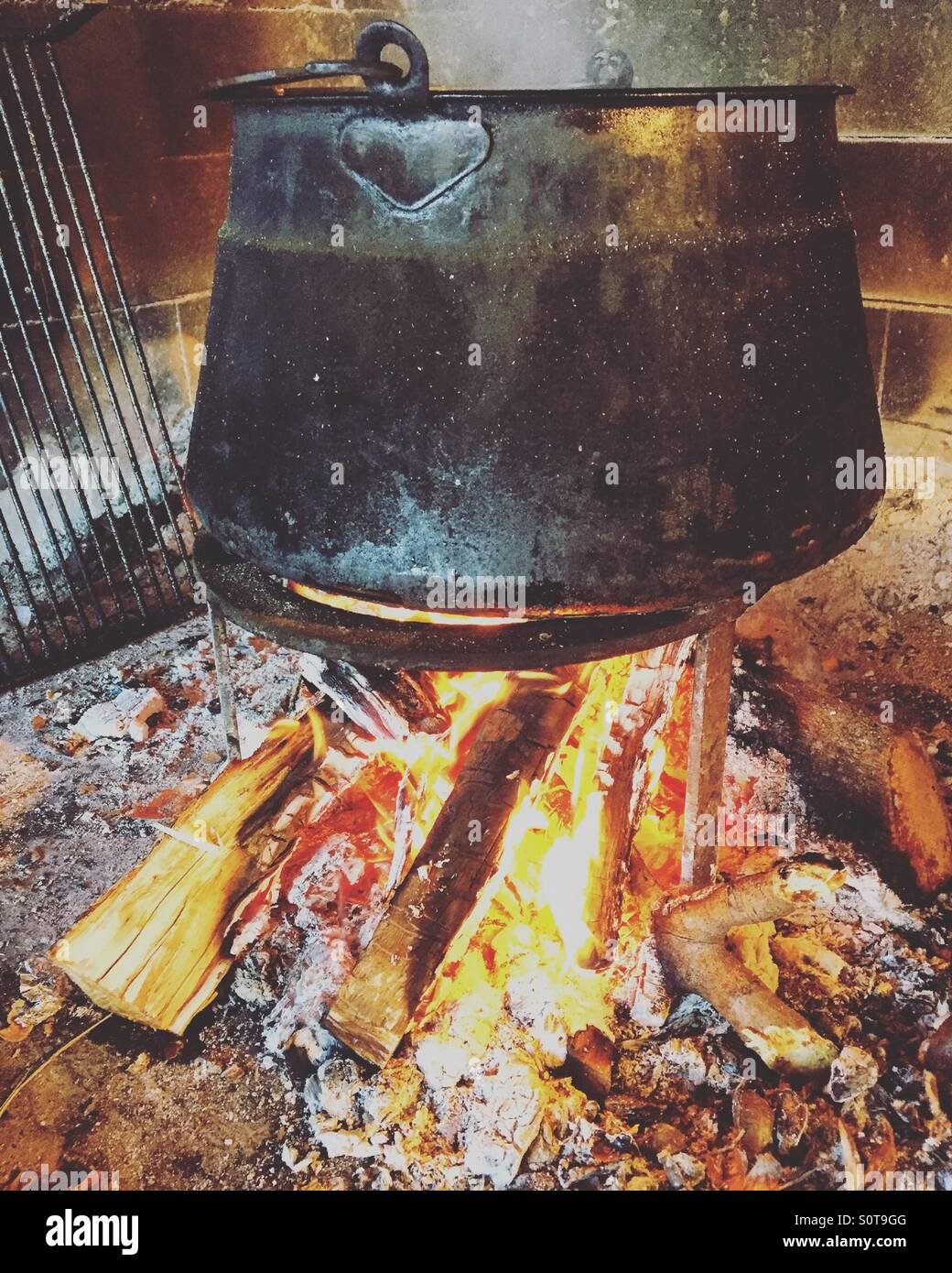 Cooking on open flame hi-res stock photography and images - Alamy