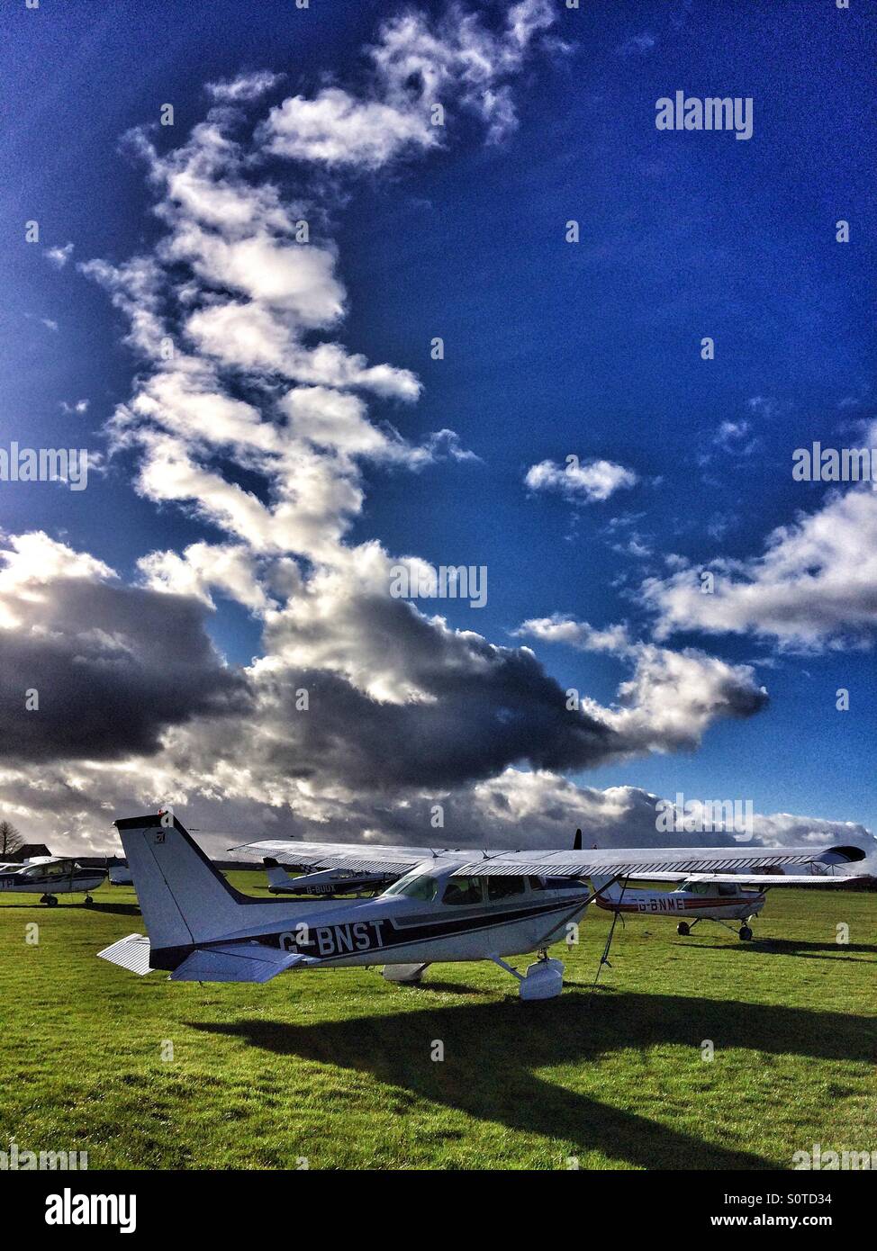 Cessna aircraft on a grass airfield Stock Photo - Alamy