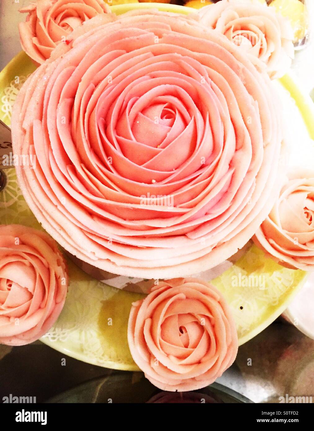 Gourmet cake icing in the shapes of pink roses Stock Photo - Alamy