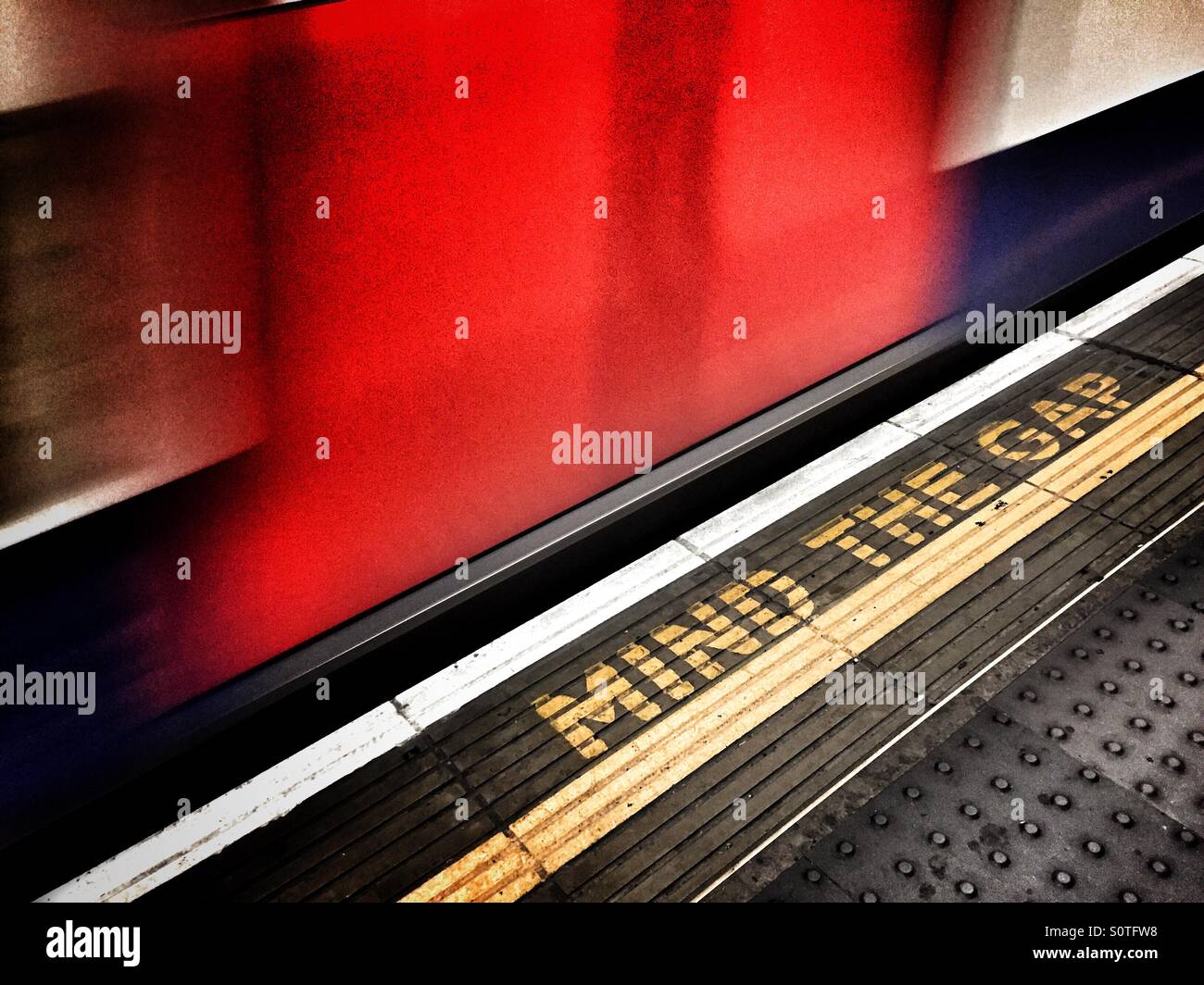 London tube station platform Stock Photo - Alamy