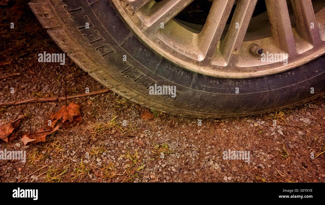 Gravel driveway hi-res stock photography and images - Alamy