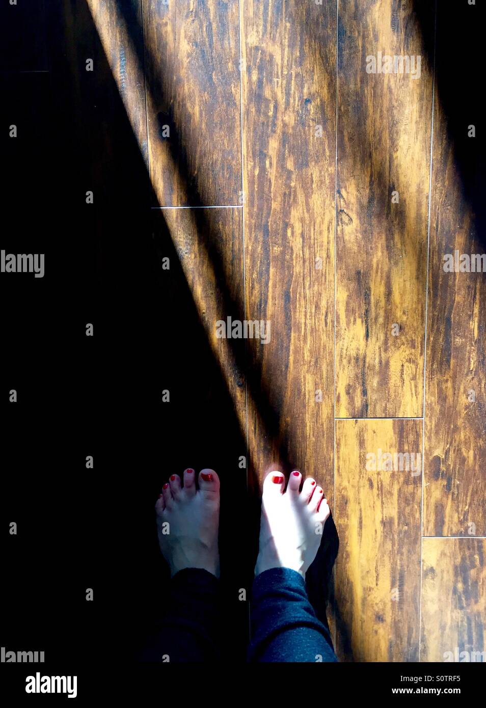 Feet floor hi-res stock photography and images - Alamy