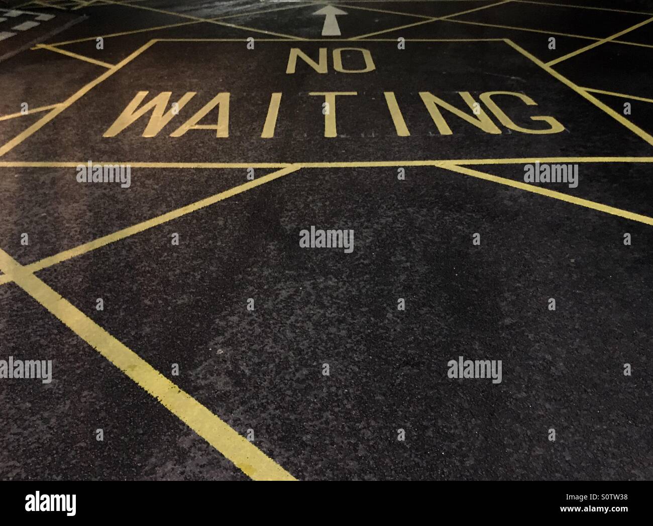 No waiting road sign hi-res stock photography and images - Alamy