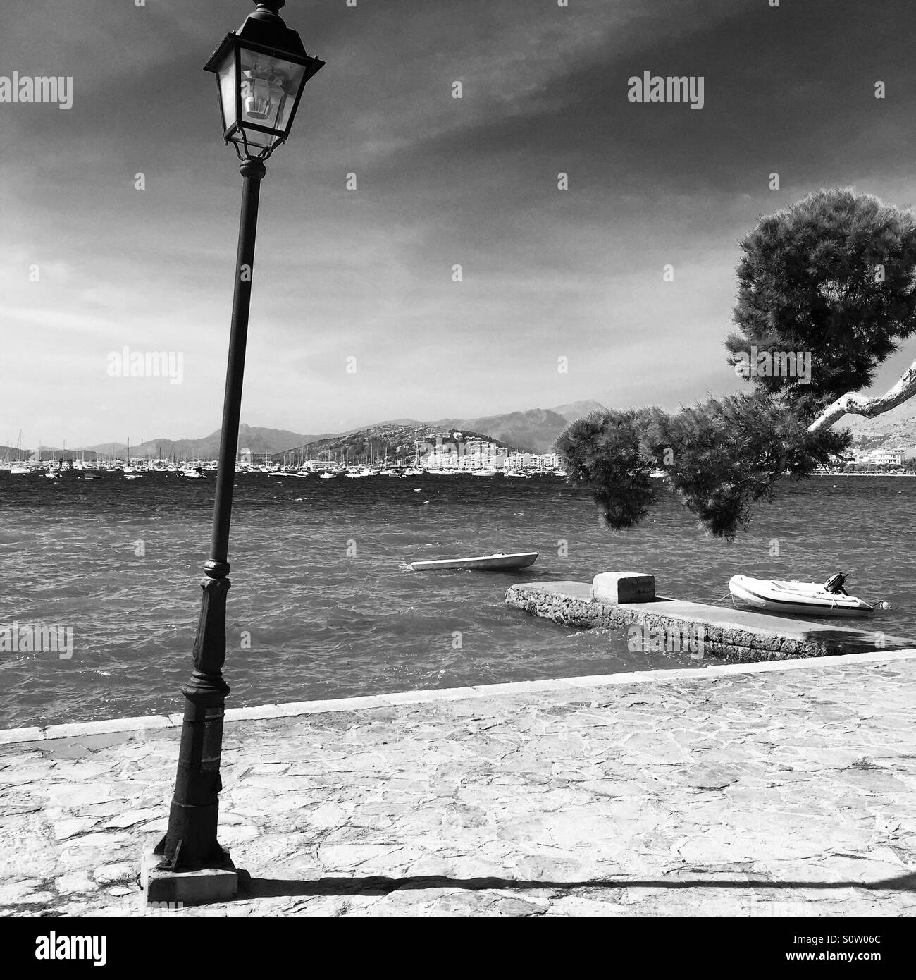 Leaning on lamp post hi-res stock photography and images - Alamy