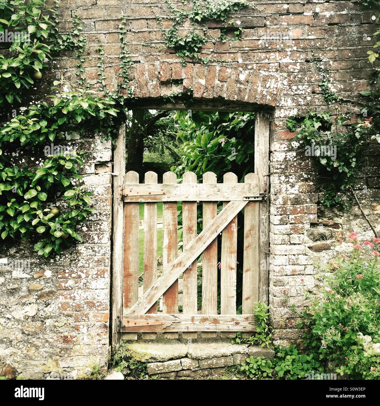 Rustic wood gate house hi-res stock photography and images - Alamy