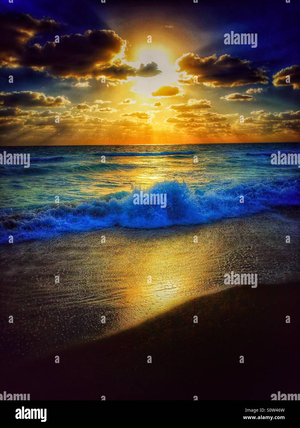 Pretty sunrise hi-res stock photography and images - Alamy