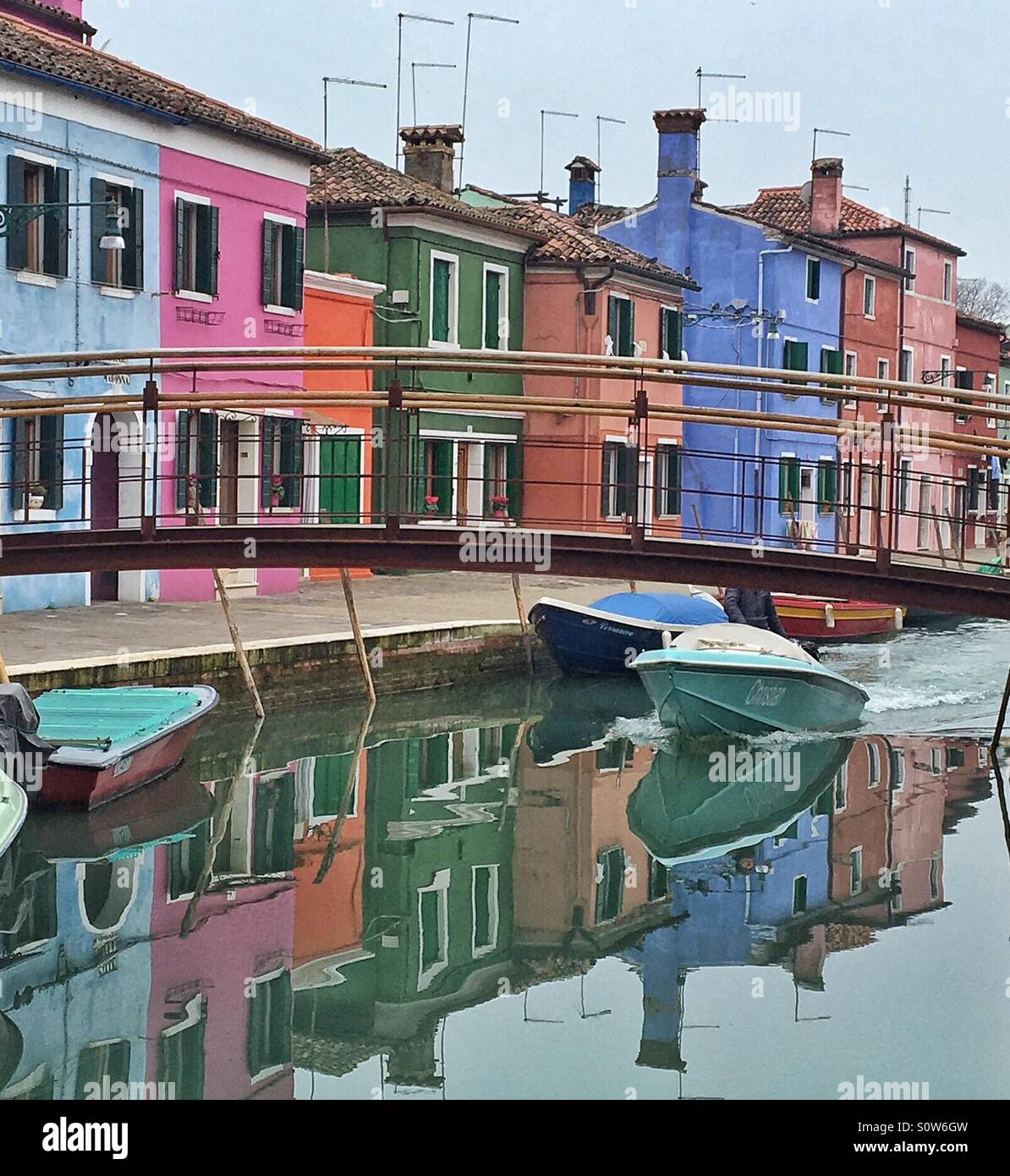 Canal side houses hi-res stock photography and images - Alamy