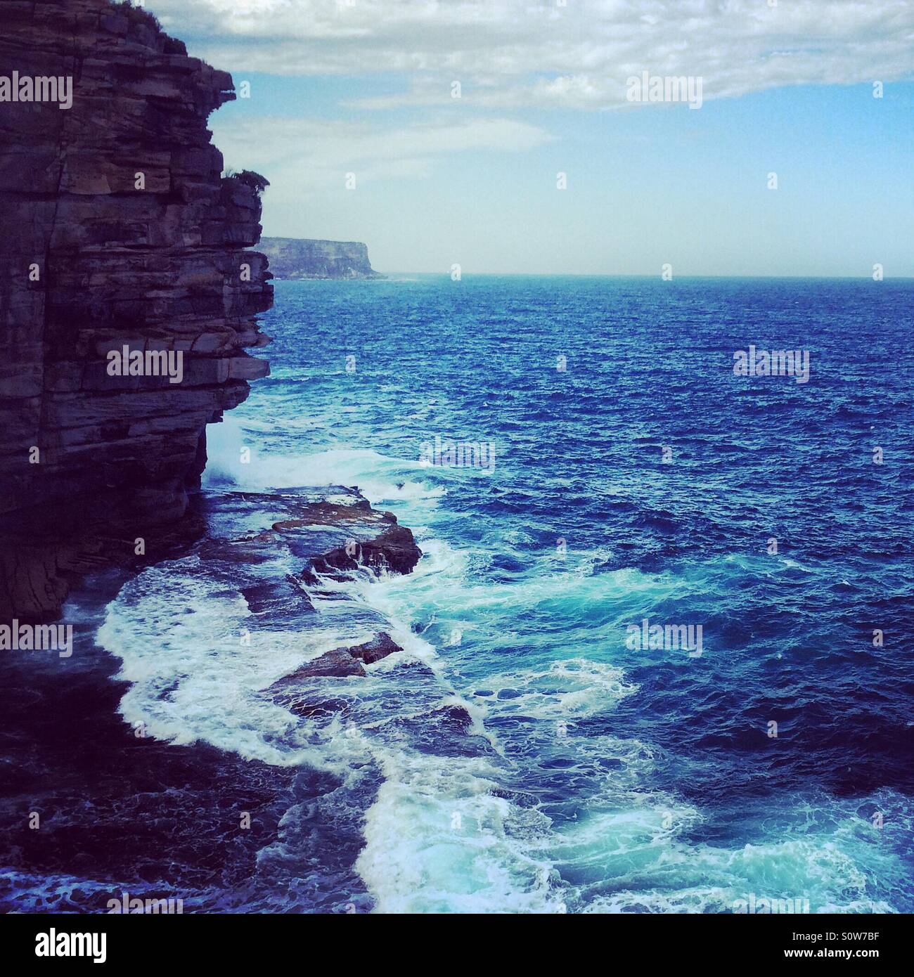 Dark blue ocean hi-res stock photography and images - Alamy