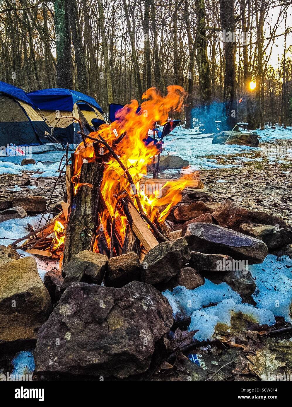Camp fire winter hi-res stock photography and images - Alamy