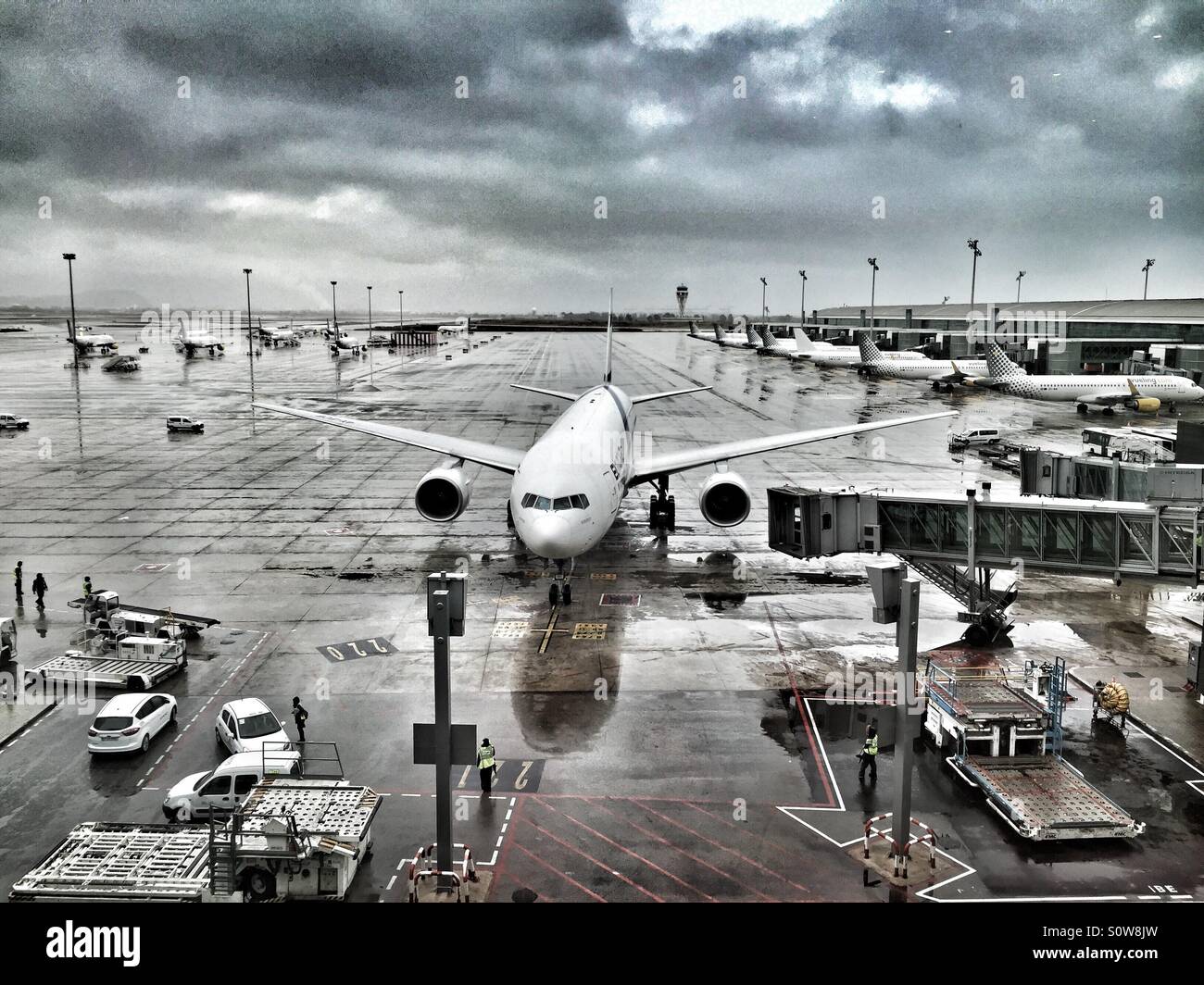 Airplanes on wet runway hi-res stock photography and images - Alamy