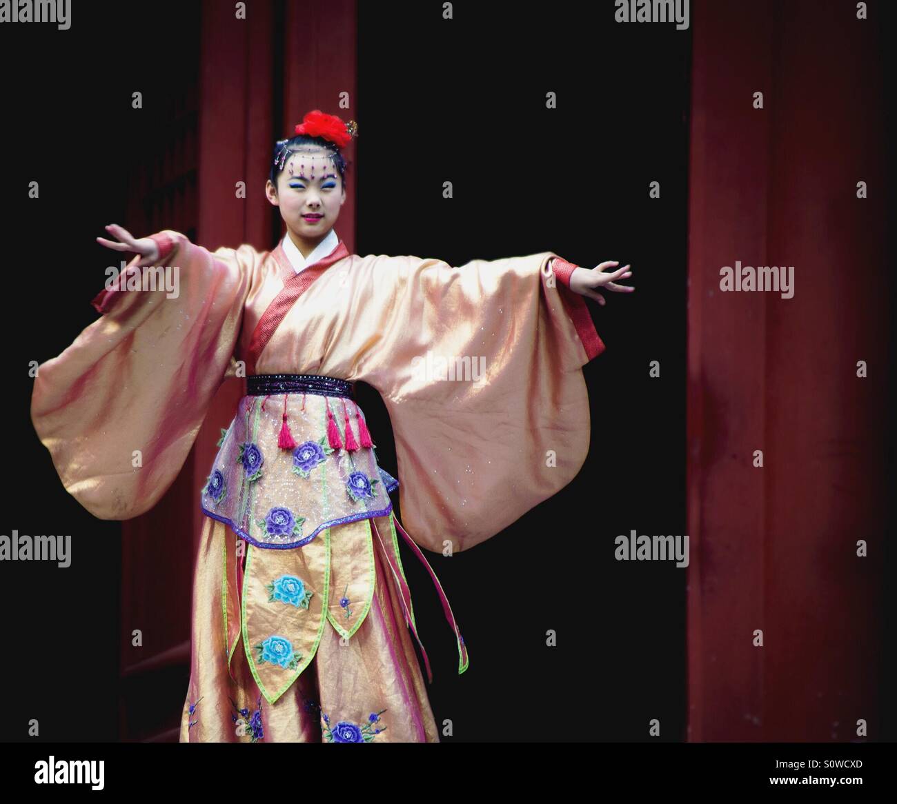 Traditional chinese dancer hi-res stock photography and images - Alamy