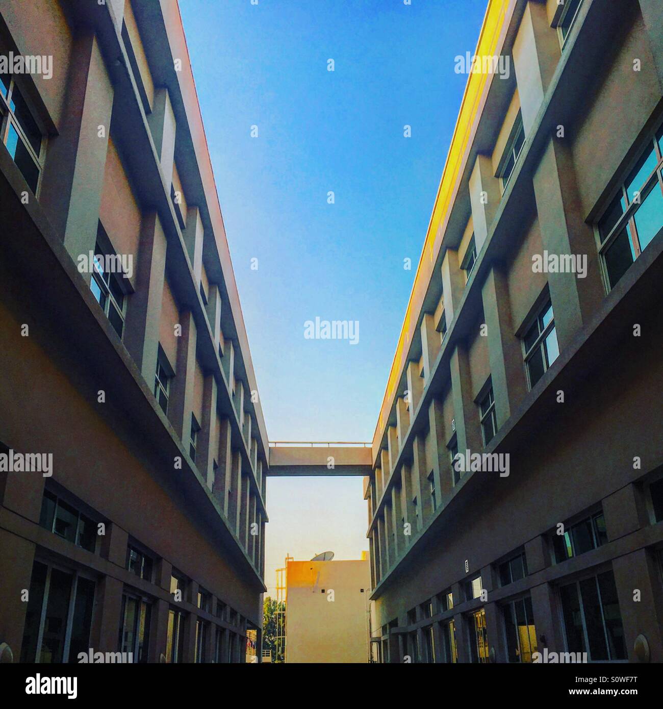 Bridge between two buildings hi-res stock photography and images - Alamy