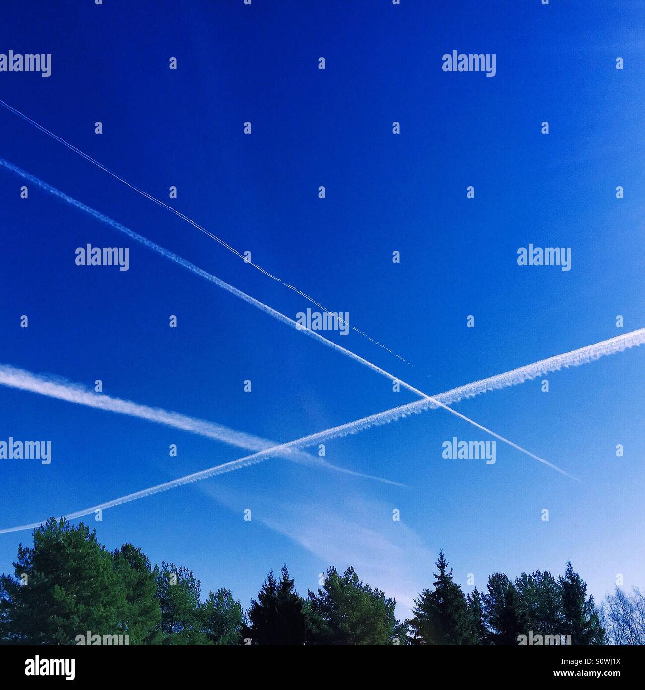 Condensation trails of the airplane hi-res stock photography and images ...