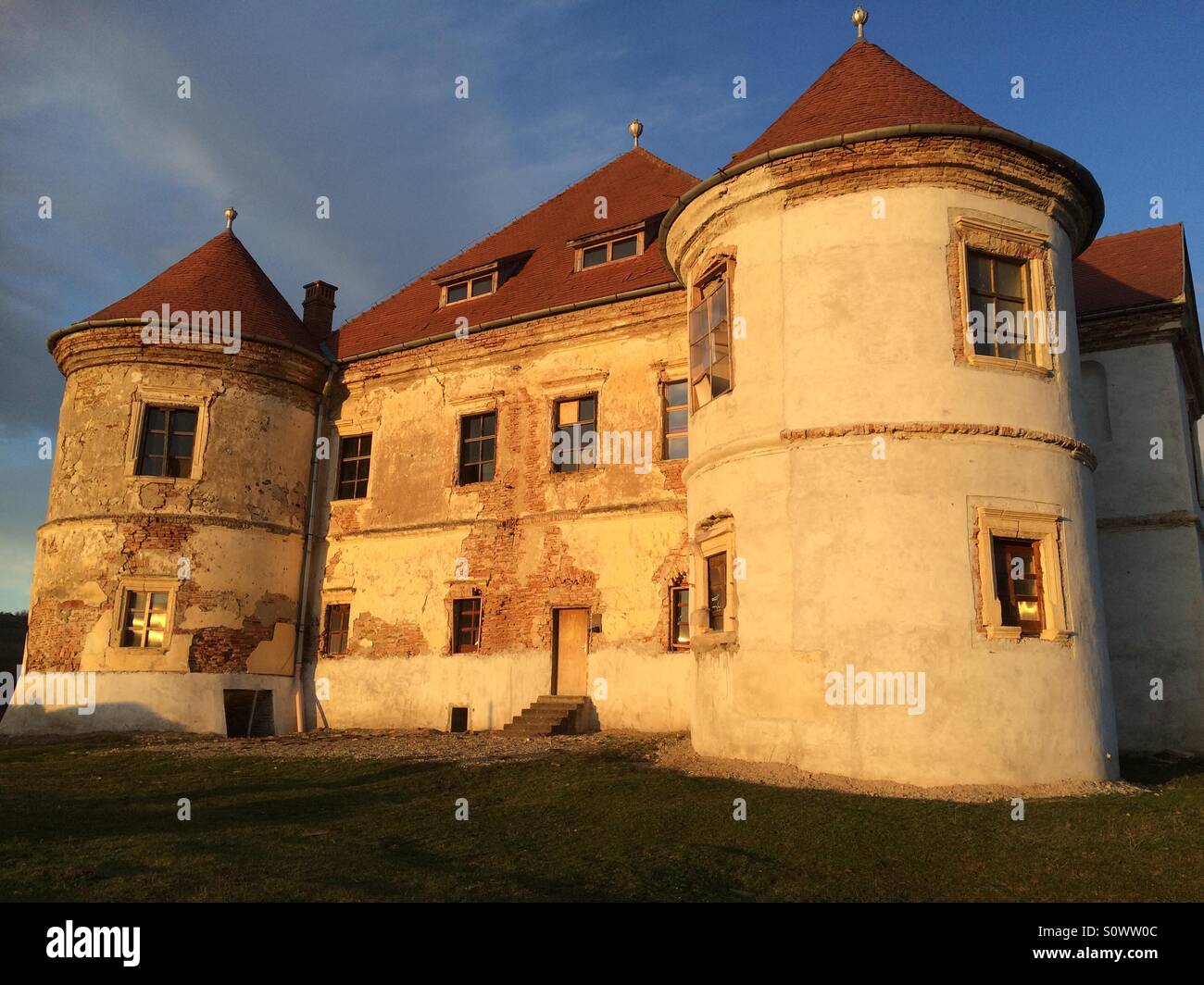 Old castle vintage hi-res stock photography and images - Alamy