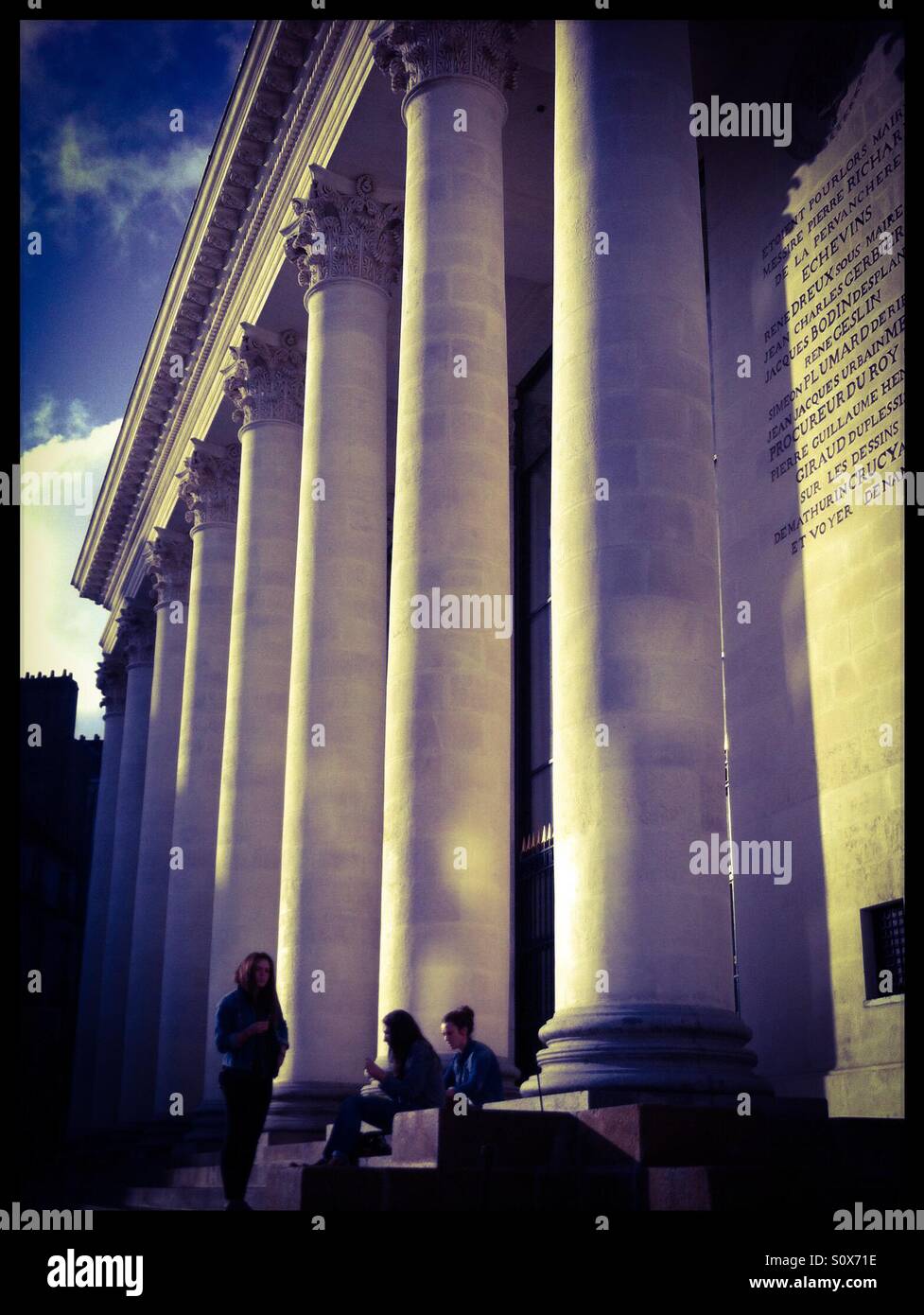 Meeting on the theatre steps Stock Photo - Alamy