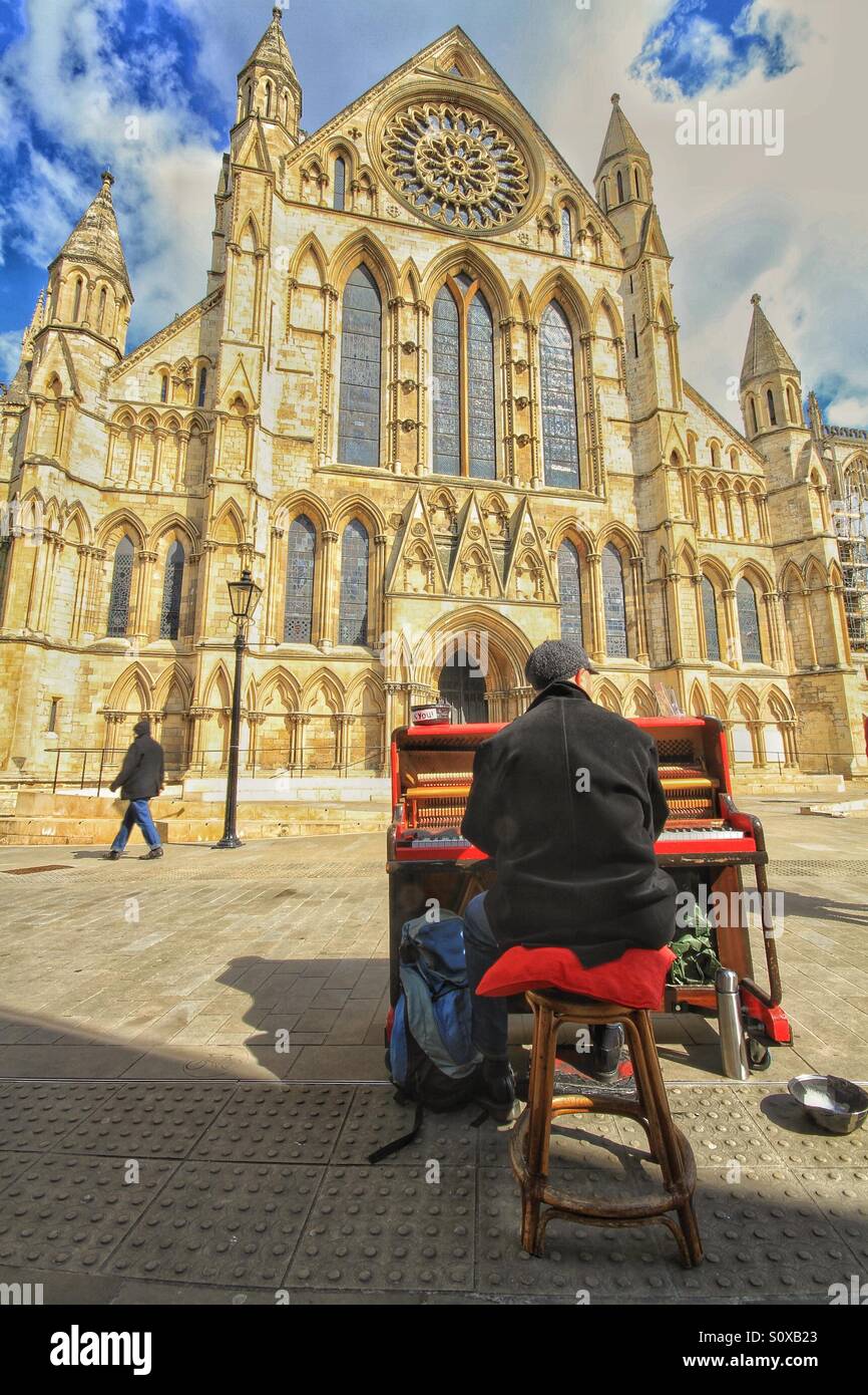 Piano player hi-res stock photography and images - Alamy