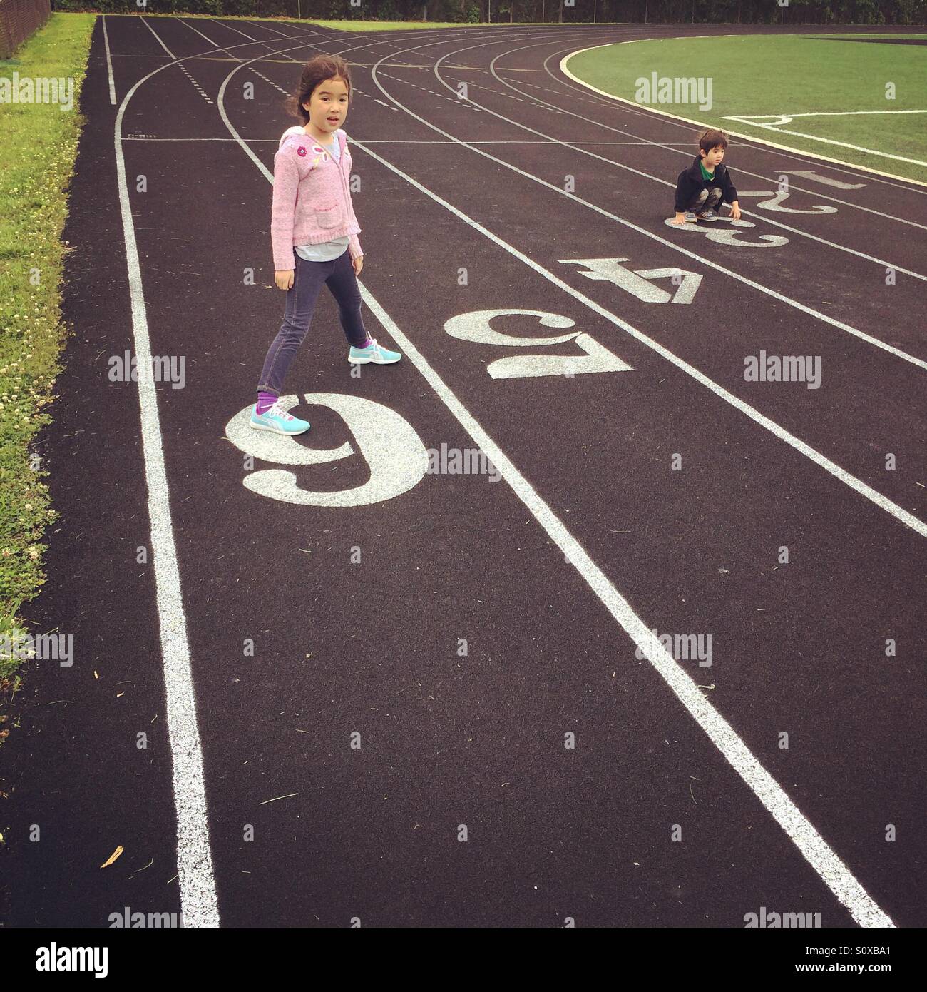 Kids running on track hi-res stock photography and images - Alamy