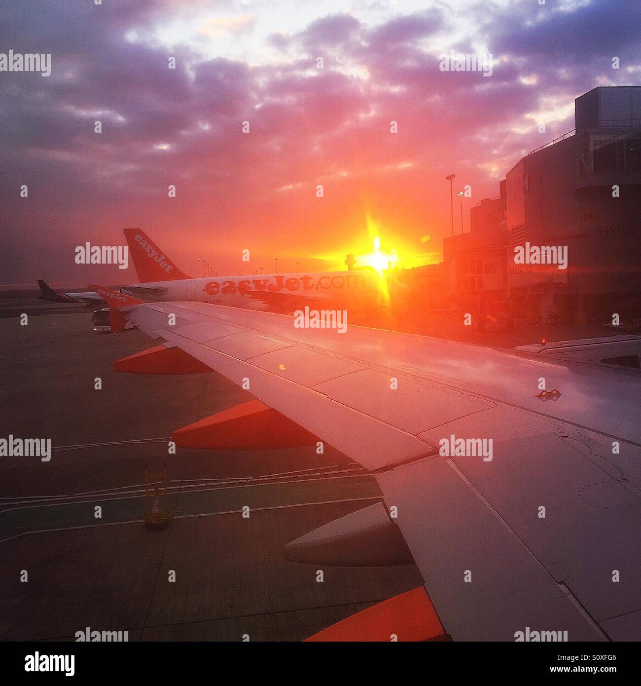 Airport planes hi-res stock photography and images - Alamy