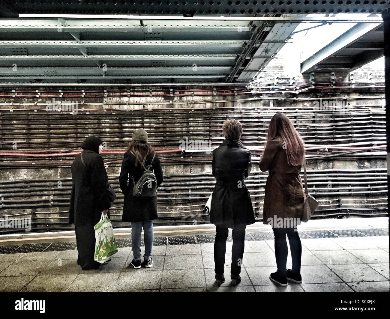 Waiting wait hi-res stock photography and images - Alamy