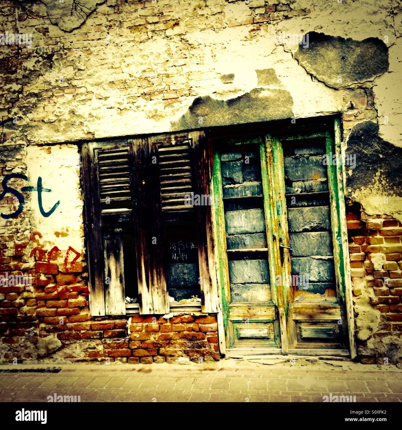 Destroyed doors hi-res stock photography and images - Alamy