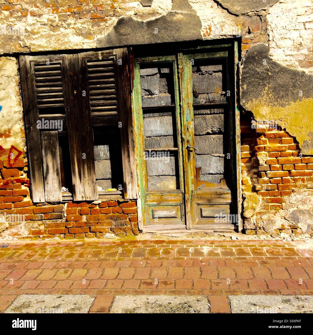 Devastated building hi-res stock photography and images - Alamy