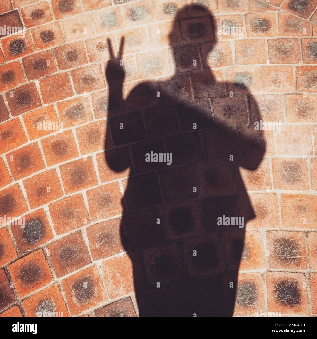 Shadow making peace sign hi-res stock photography and images - Alamy