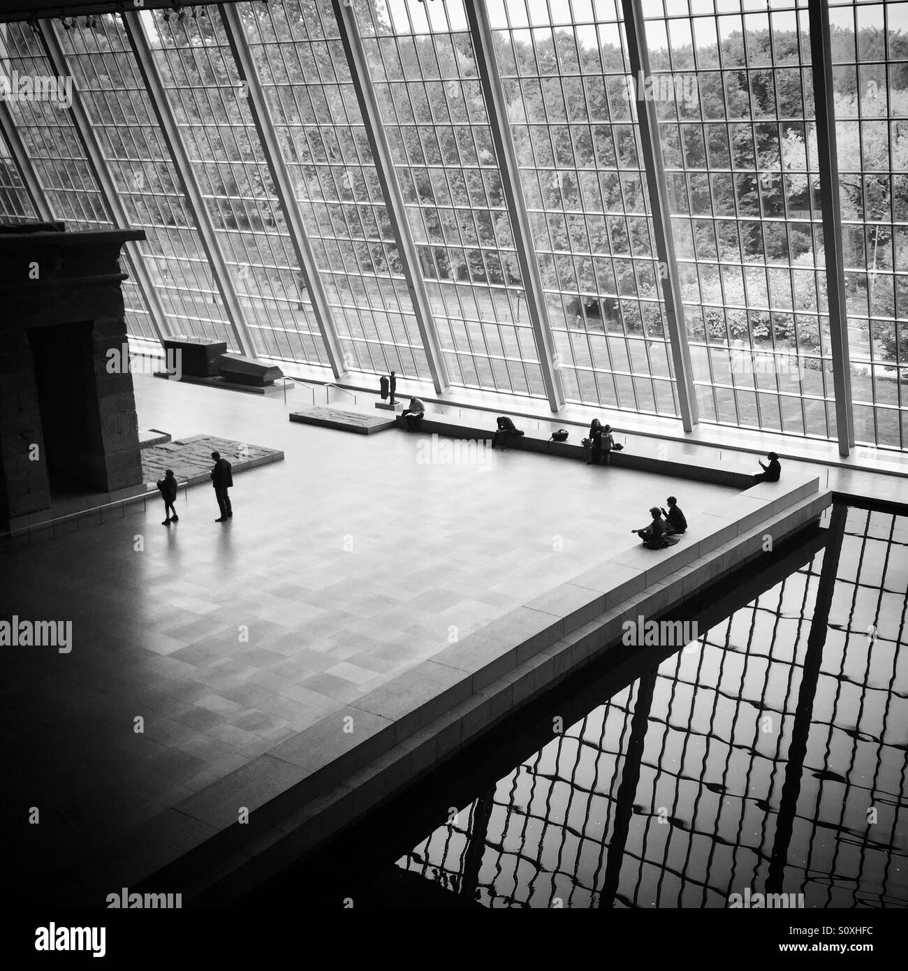 Reflections of a museum hi-res stock photography and images - Alamy