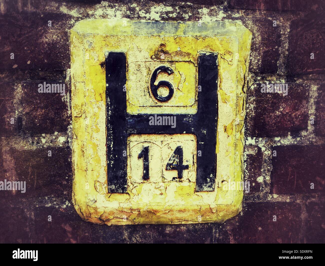 UK yellow fire hydrant location sign Stock Photo - Alamy