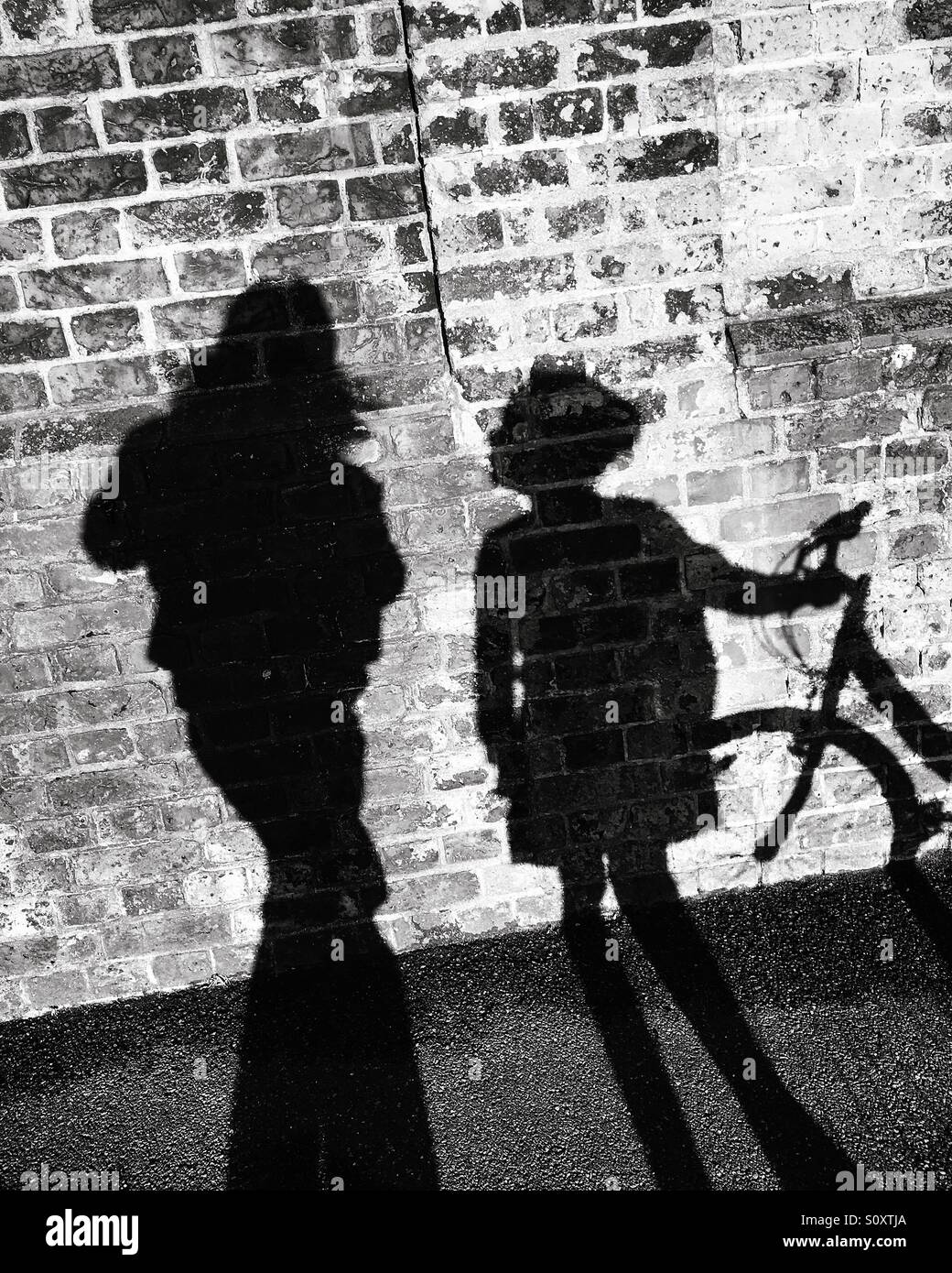 Shadow woman wall hi-res stock photography and images - Alamy