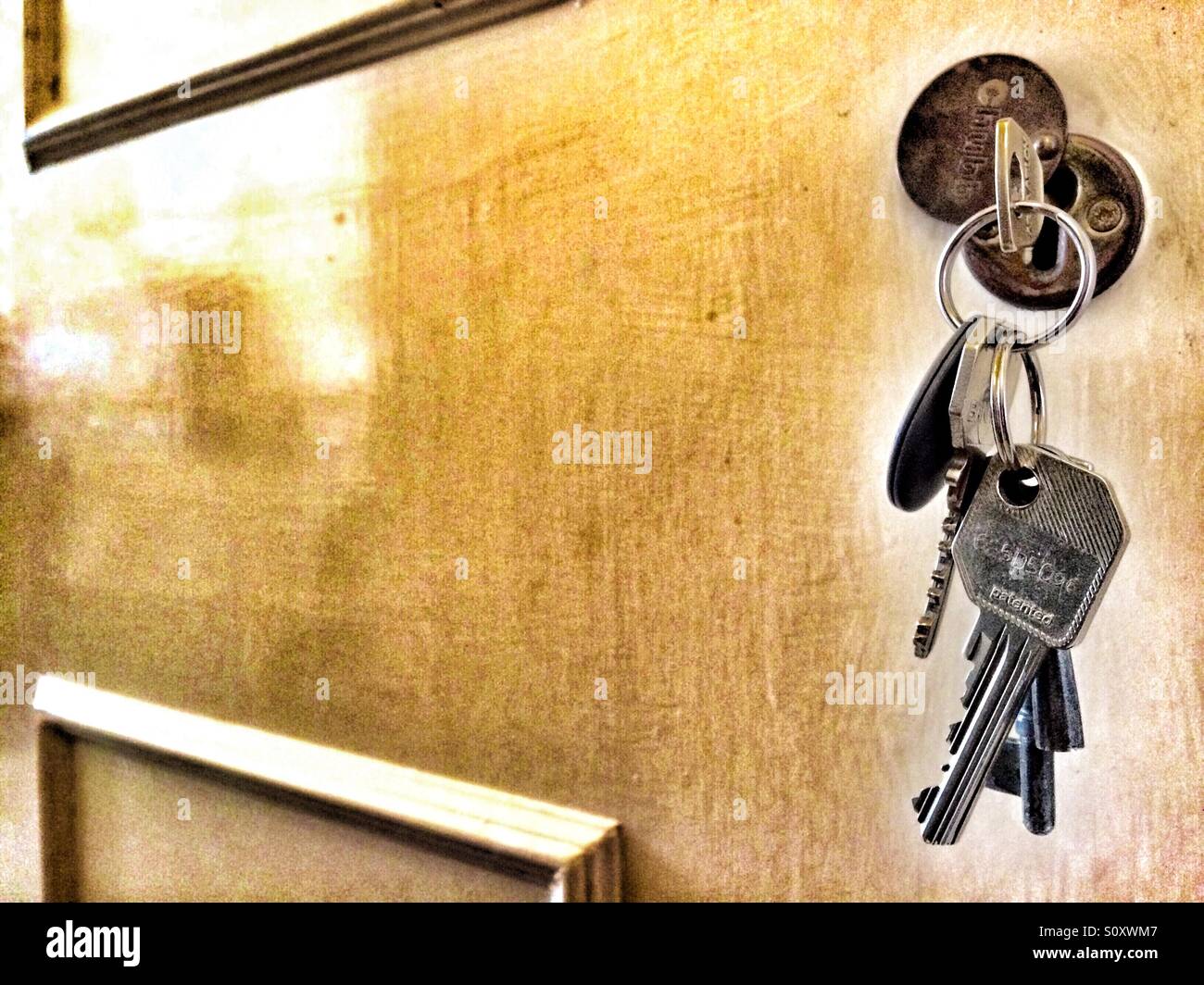 Door and keyhole with bunch of keys Stock Photo - Alamy