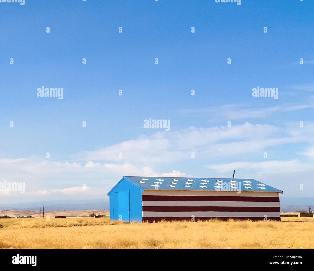 Red and white barn hi-res stock photography and images - Alamy