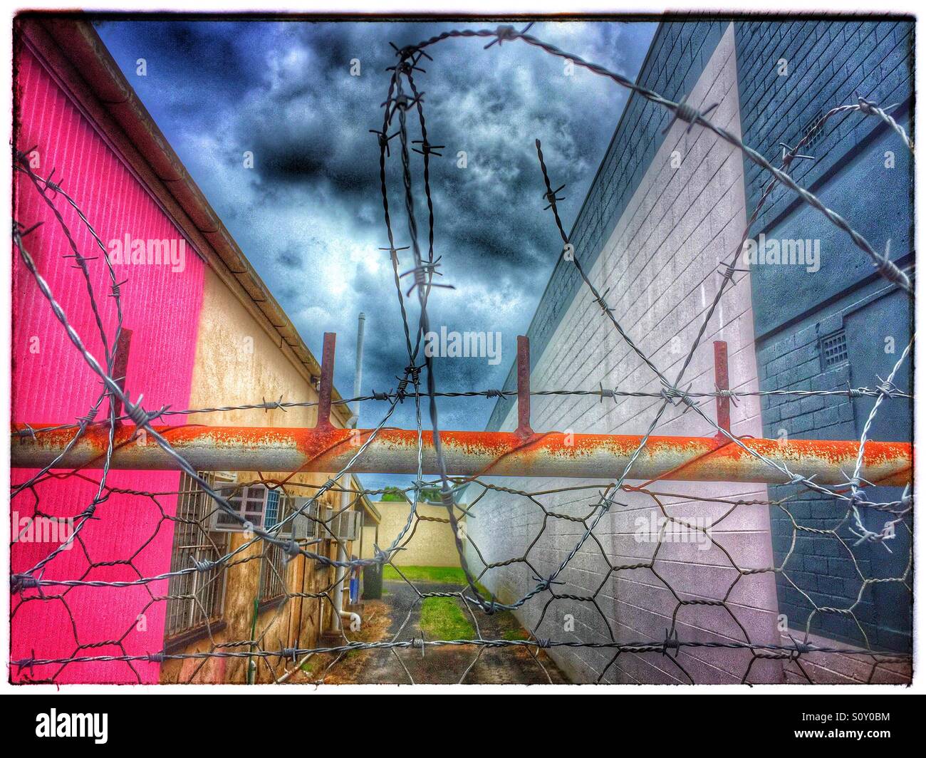 Driveway gate hi-res stock photography and images - Alamy
