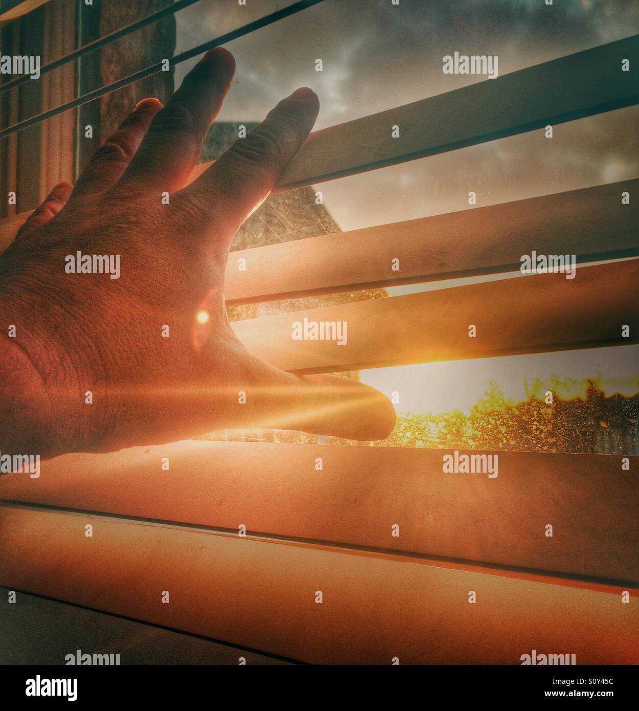 Sunlight streaming in through a set of blinds Stock Photo - Alamy