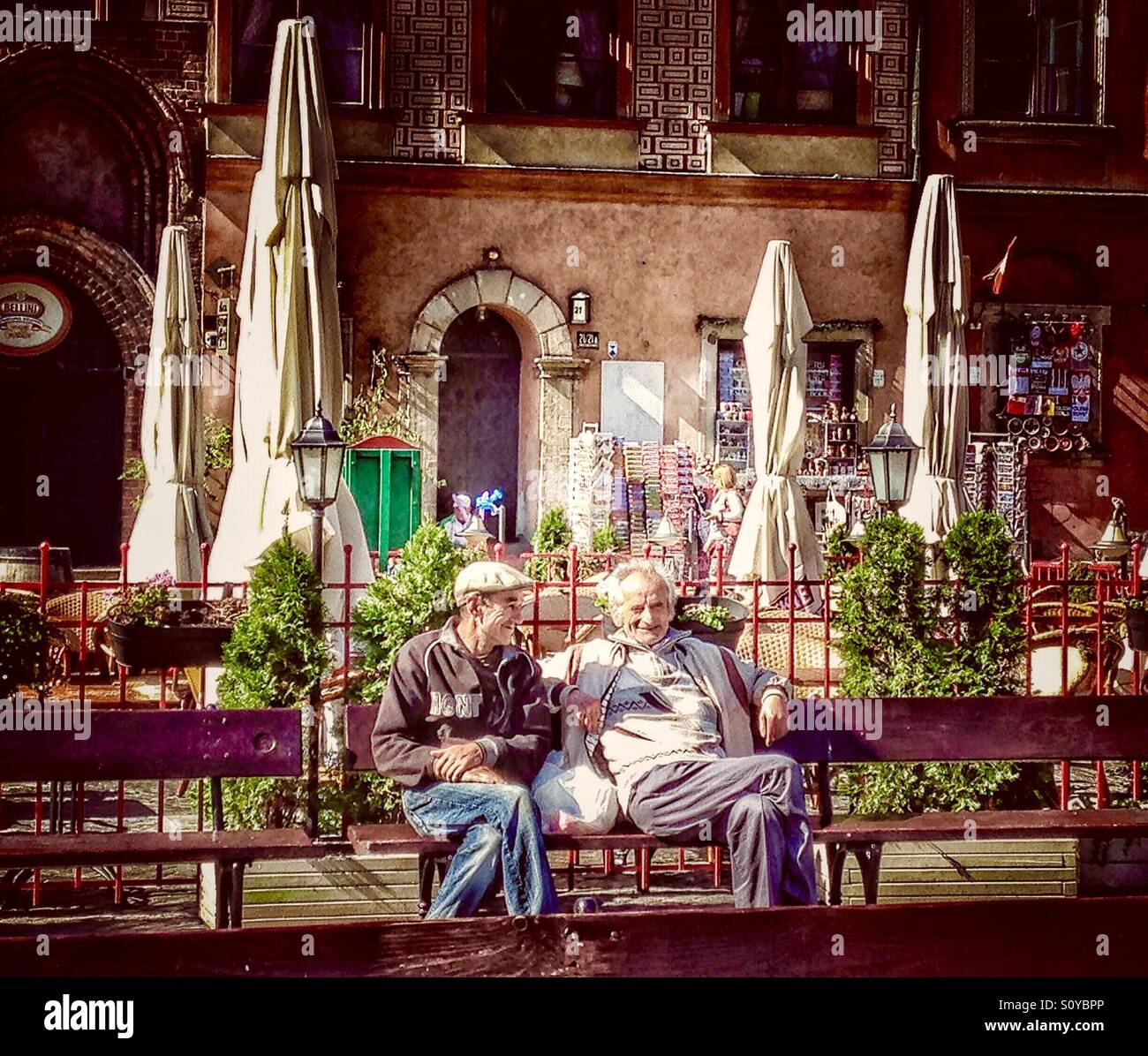 Old friends laughing hi-res stock photography and images - Alamy