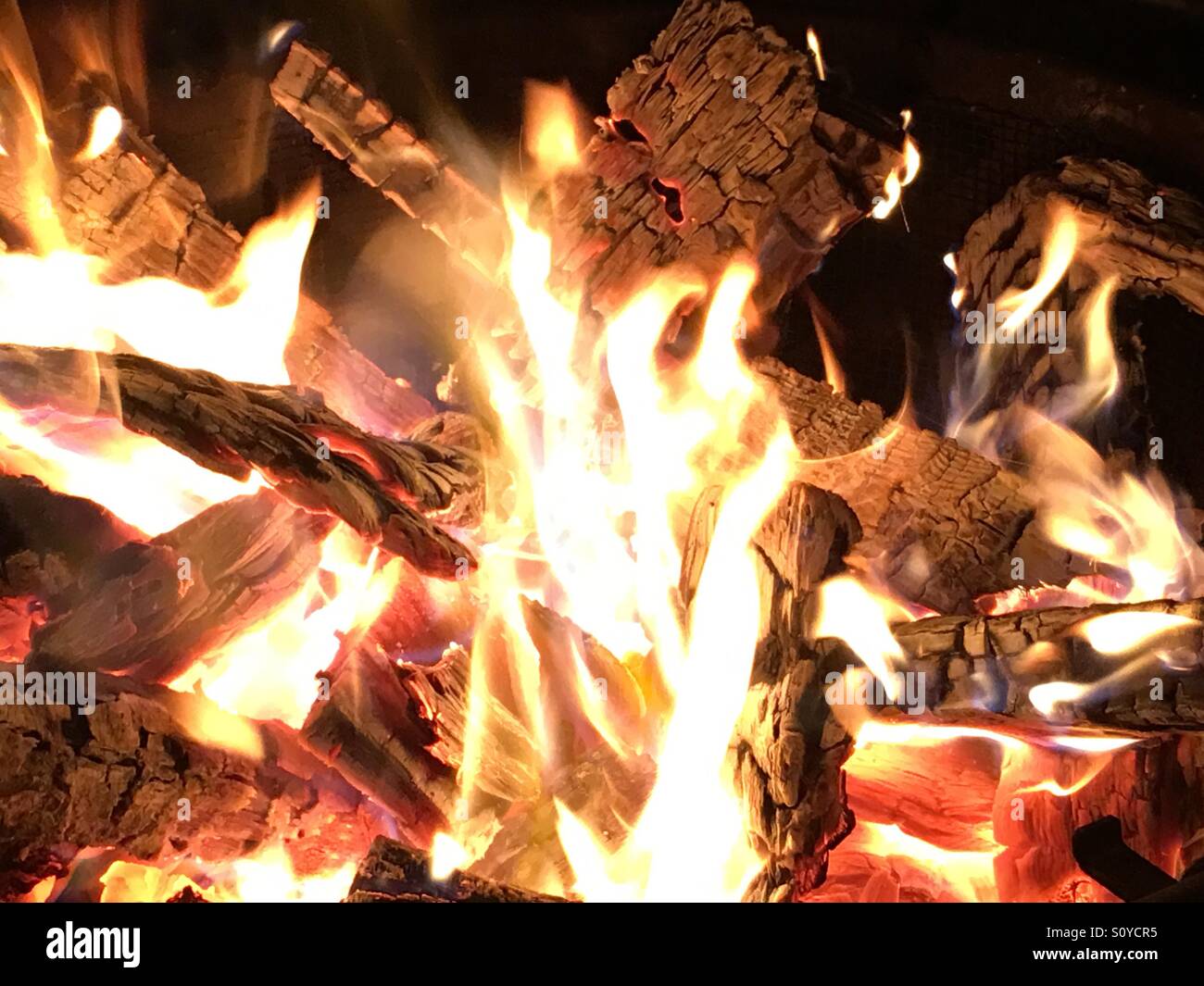 Crackling wood fire hi-res stock photography and images - Alamy