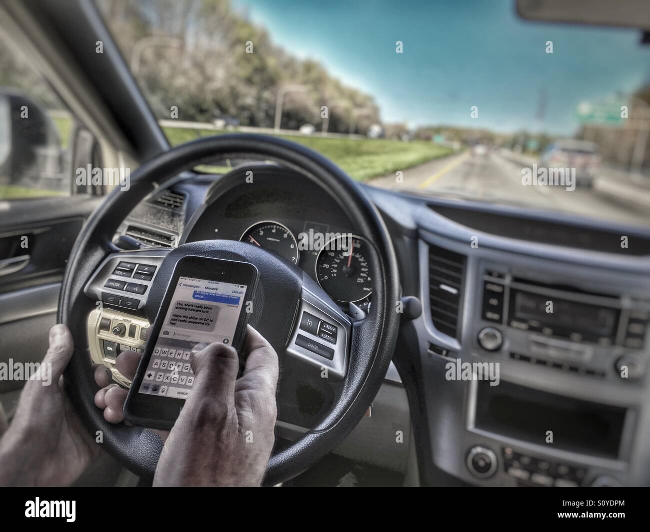 Texting and driving Stock Photo - Alamy