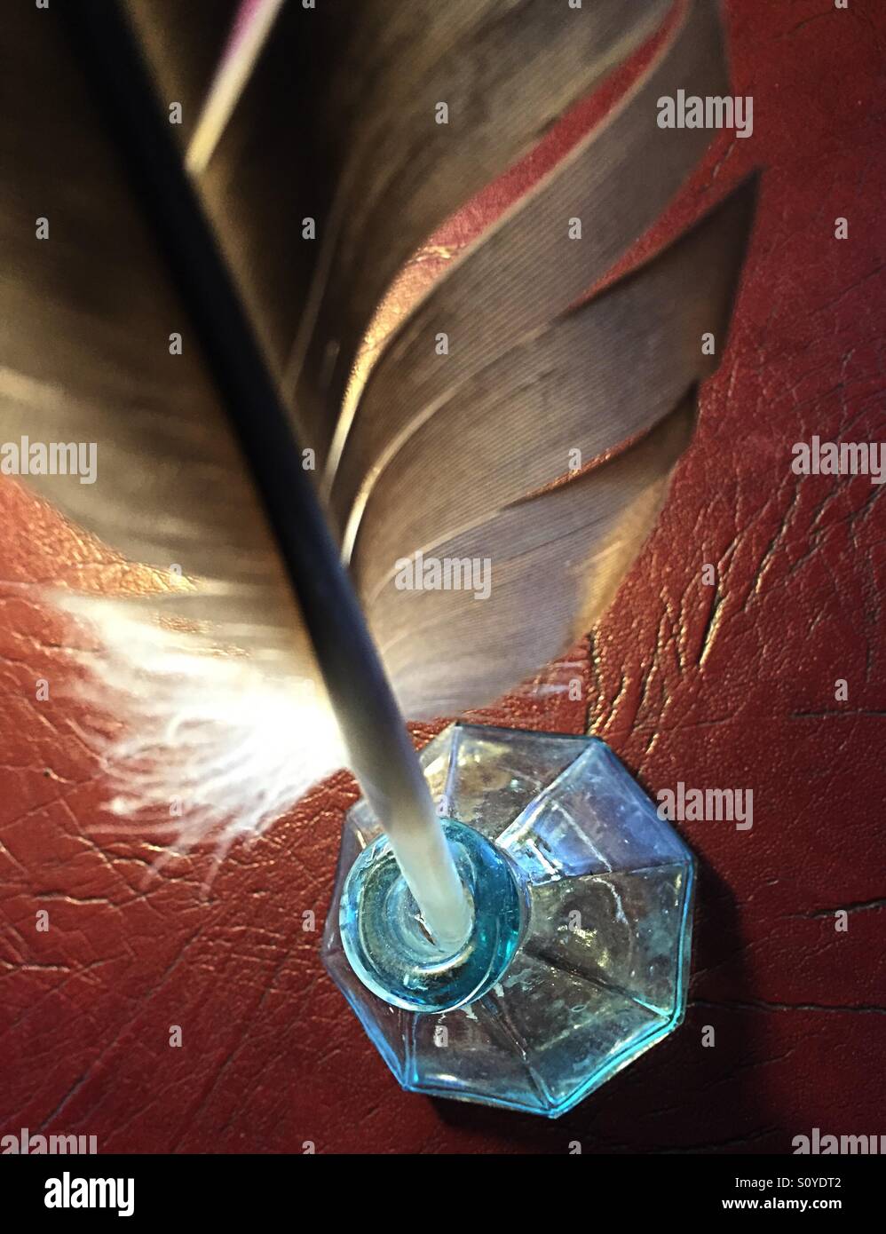 Feather and vintage inkwell Stock Photo - Alamy